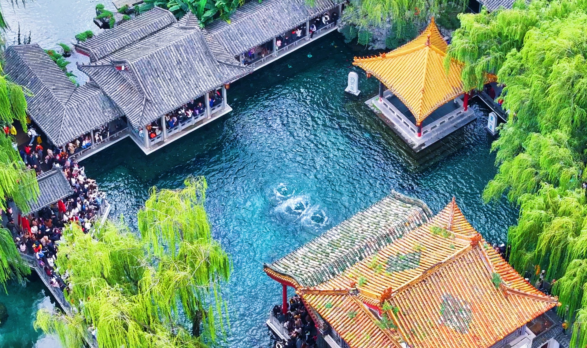 直播中脚踩烈士陵墓、攀爬陵墓摆造型，两人被抓 - 国内 - 新闻频道 - 速豹新闻网